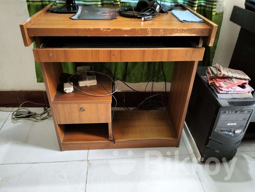 Computer table for sell for Sale in Uttara | Bikroy