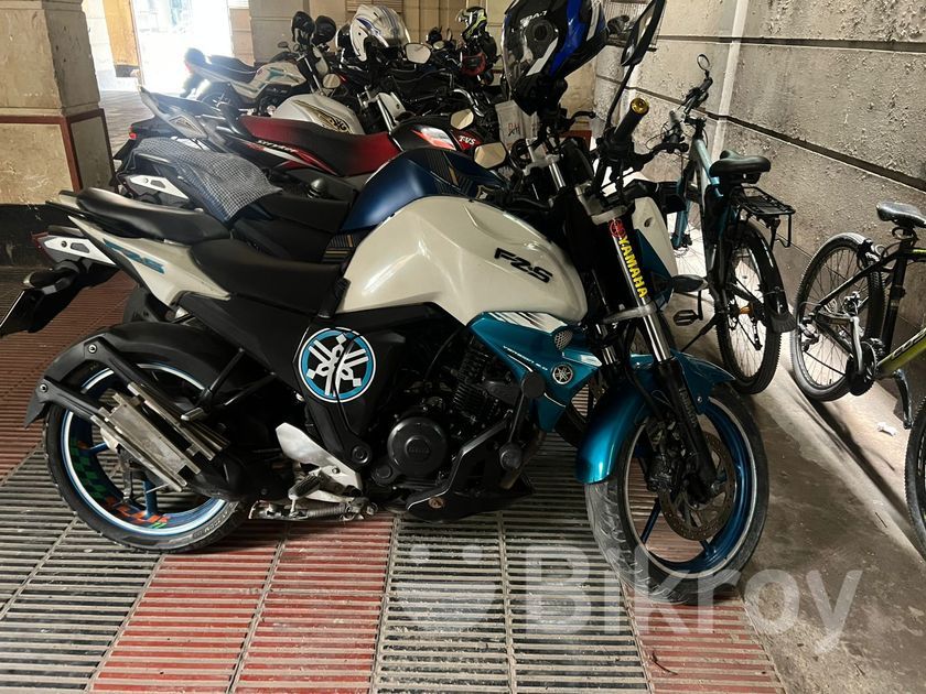 Yamaha FZs V2 . 2017 for Sale | Bashundhara City | Bikroy